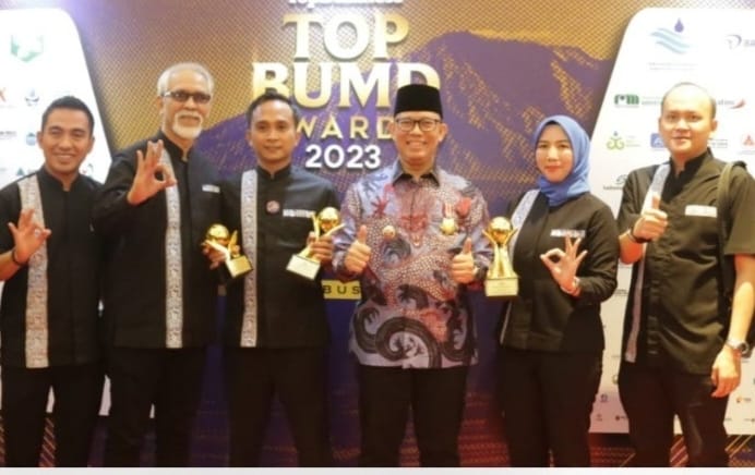 Hebat! Pj Bupati OKU dan BPR Baturaja Borong Penghargaan Top BUMD Award 2023 | Memo Sumsel